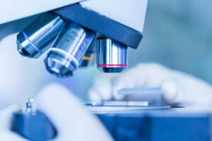 Conoce la historia del microscopio: De Janssen al microscopio electrónico