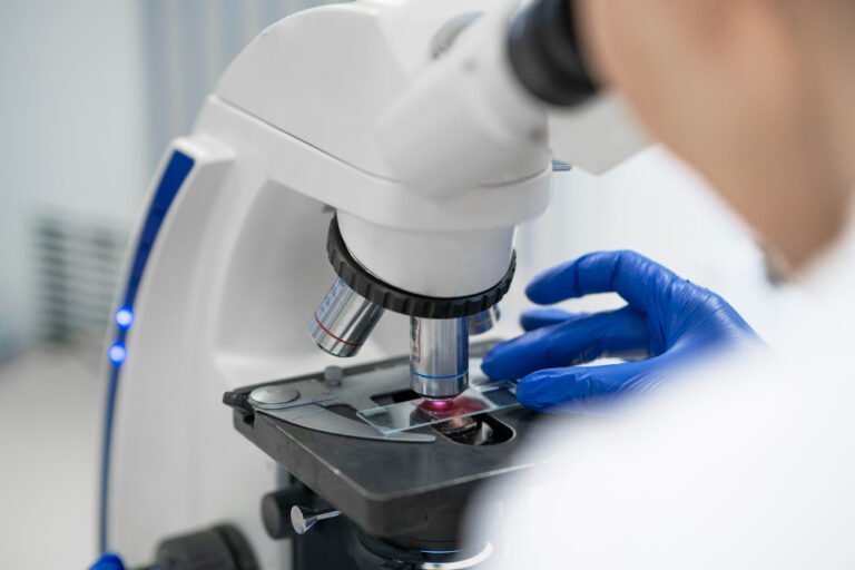 Conoce la historia del microscopio: De Janssen al microscopio electrónico